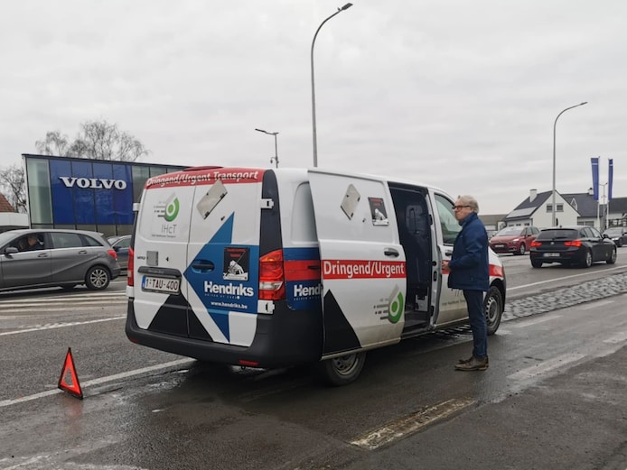 Bestelwagen voor medisch transport verliest mazout in Tielt: brandweer ...