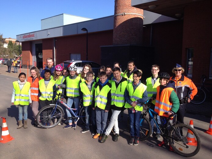 Zesdeklassers nemen deel aan fietsproef | Geraardsbergen | hln.be