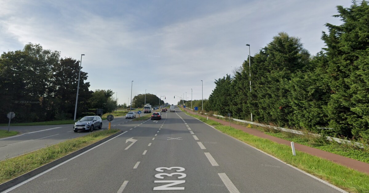 Bestuurder (35) let niet op en ramt stilstaande wagen van vrouw (56 ...