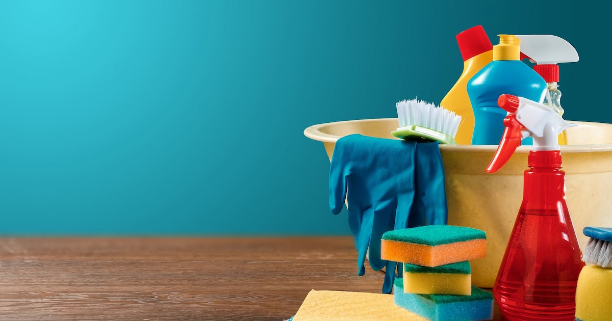 Poetsvrouw (28) riskeert celstraf nadat ze geld stal om te kunnen ...