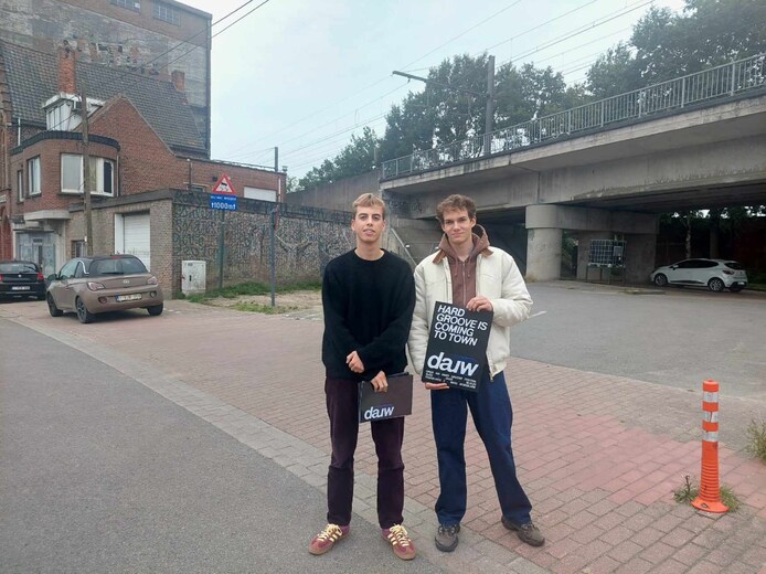 Roslar Collective bouwt met Dauw hard groove feestje onder spoorwegbrug ...