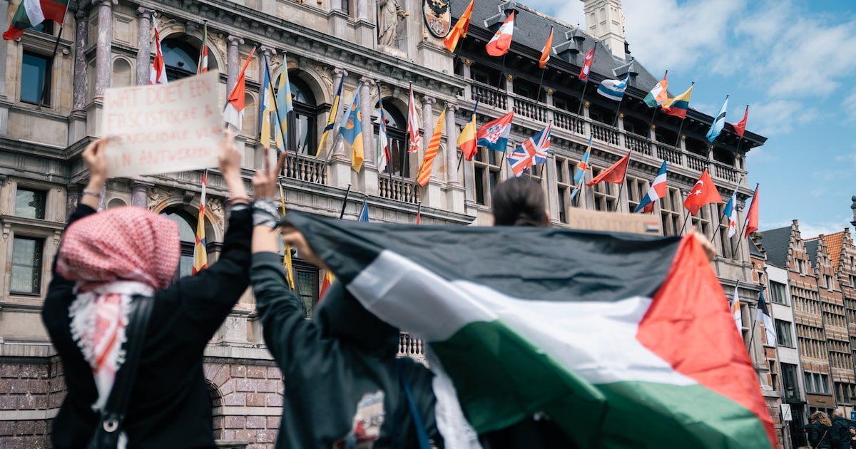 Twee actievoerders tegen Israëlische vlag aan Antwerps stadhuis ...