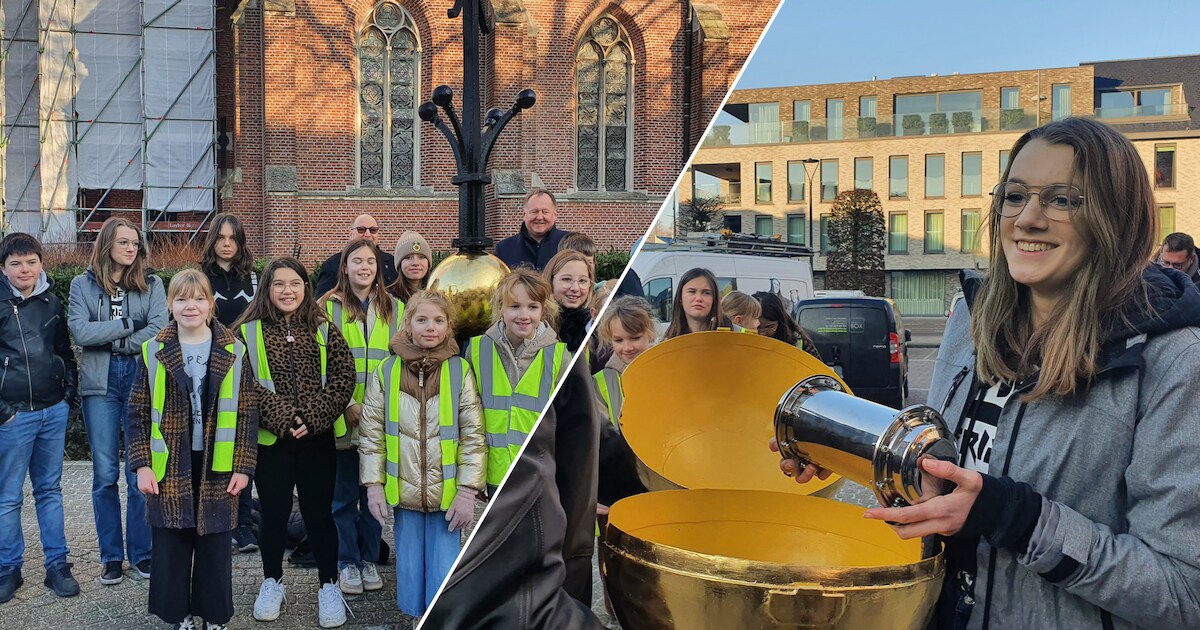 IN BEELD. Kinderen verstoppen tijdscapsule in gouden bol onder kerkhaan ...