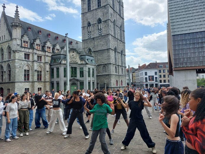 K-pop onder de Stadshal: Gentse crew ‘Masquerade’ pakt spontaan het ...