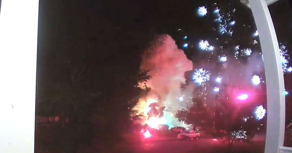 KIJK. Garage vol vuurwerk onploft midden in de nacht in woonwijk in VS: “Wou zijn nek omwringen ...