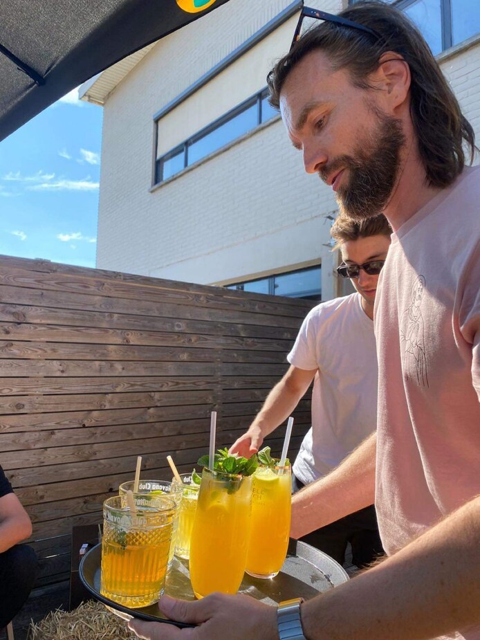 Matthias Heirman en Lisa Sergeant openen pop-upzomerbar Sint Pieter ...