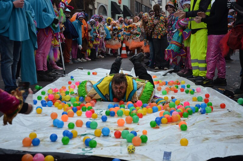 Na lange feestnacht hebben Ninoofse carnavalisten nog energie over ...