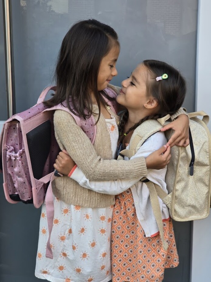 Maya Grace (5) en Luna Maria (6) beginnen enthousiast aan nieuw schooljaar | Mechelen | hln.be