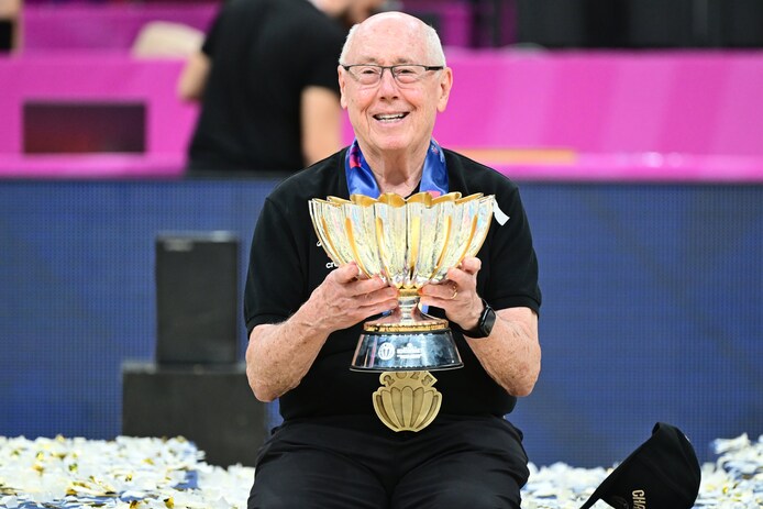 “Een klein feestje? Een groot, ja! Ik slaap wel op het vliegtuig”: bondscoach Mike Thibault ...