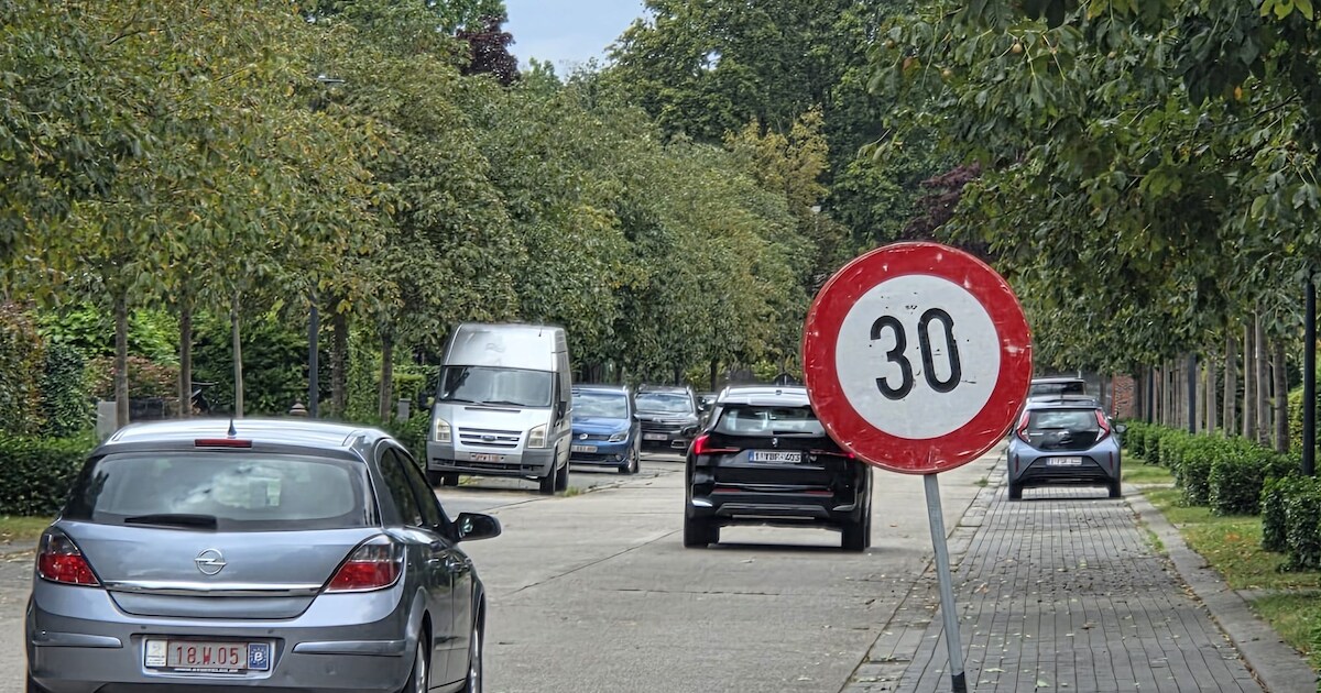 Wijk Lochtenberg wordt permanent zone 30, Lochtenbergplein en ...