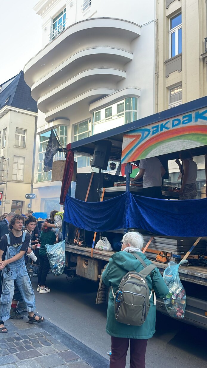 KIJK. Mini-parade door de stad was afsluiter kunstenfestival Openbare ...