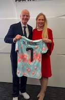Een truitje van Kevin De Bruyne als cadeau: Gianni Infantino geniet aan ...