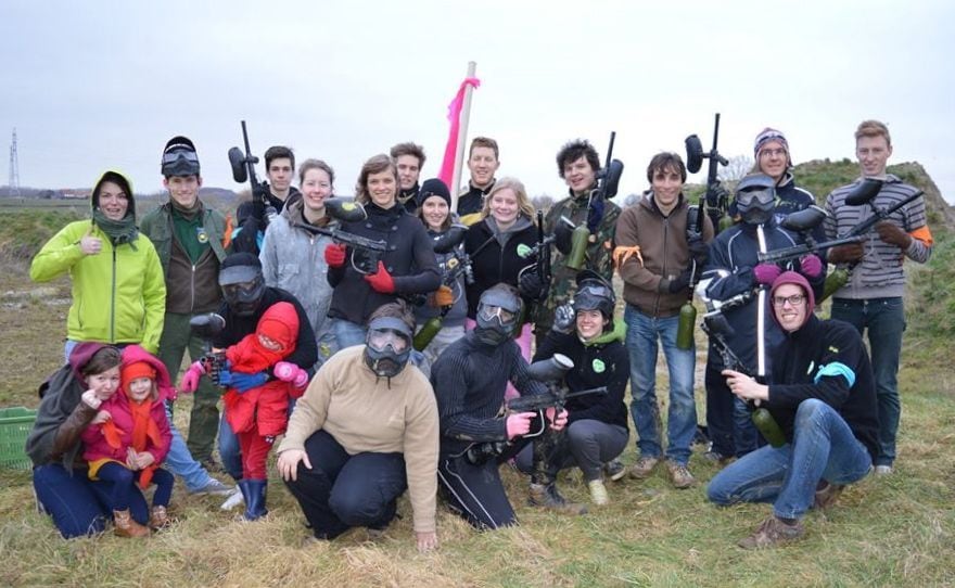 Vrijwilligers Kazou bedankt met paintball-battle | Foto | hln.be
