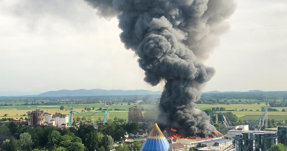Brand in Duits pretpark onder controle, twee brandweermannen ...