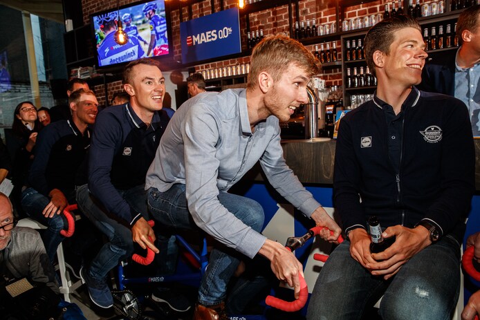 VIDEO. HLN.be-surfers meten zich met renners van Deceuninck-Quick.Step ...