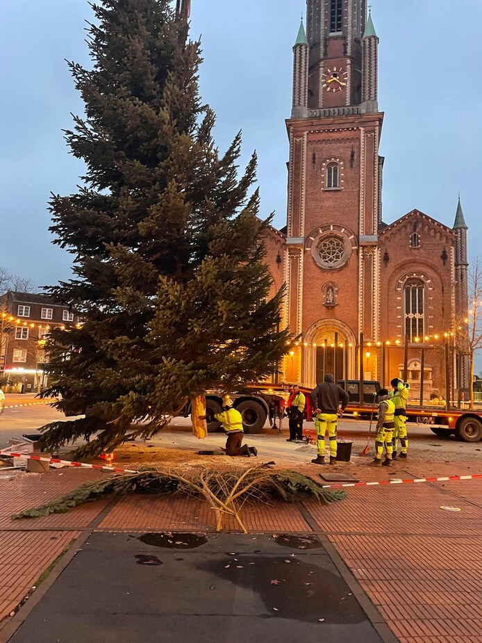 Kerstboom in Wetteren weggehaald na hevige wind: “Jammer, maar ...