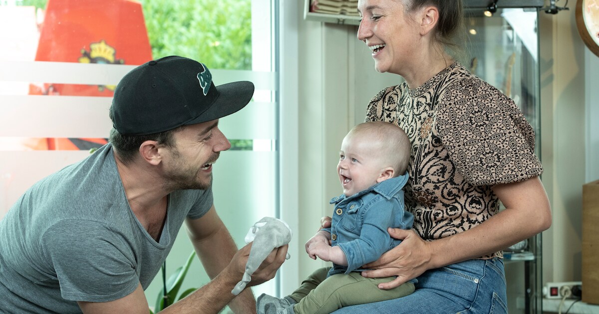 Dean Delannoit is zanger, cafébaas én nu ook vader: “De babyfoon staat ...