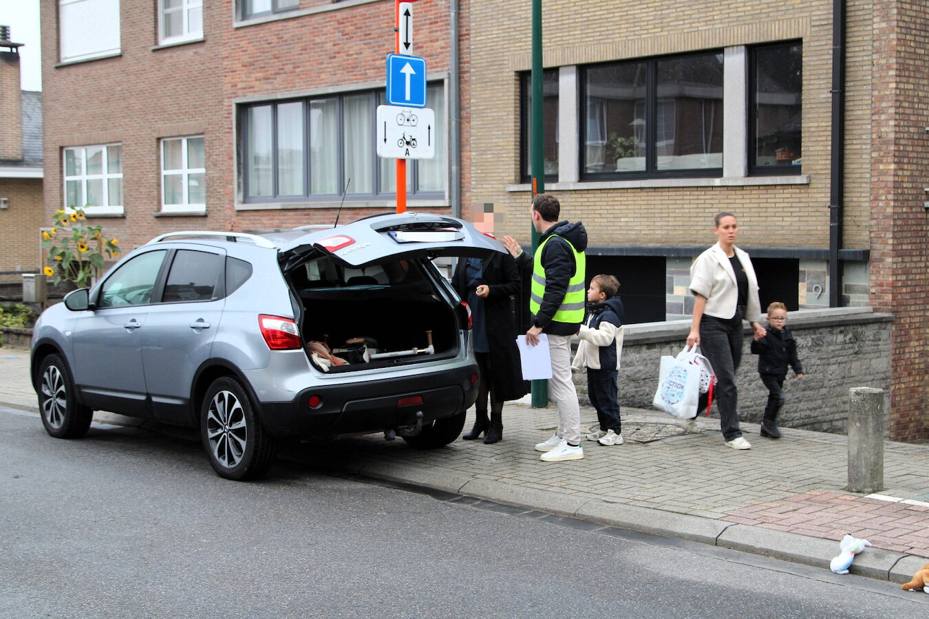 Ouders en kleuters voeren actie voor een veiligere schoolomgeving ...