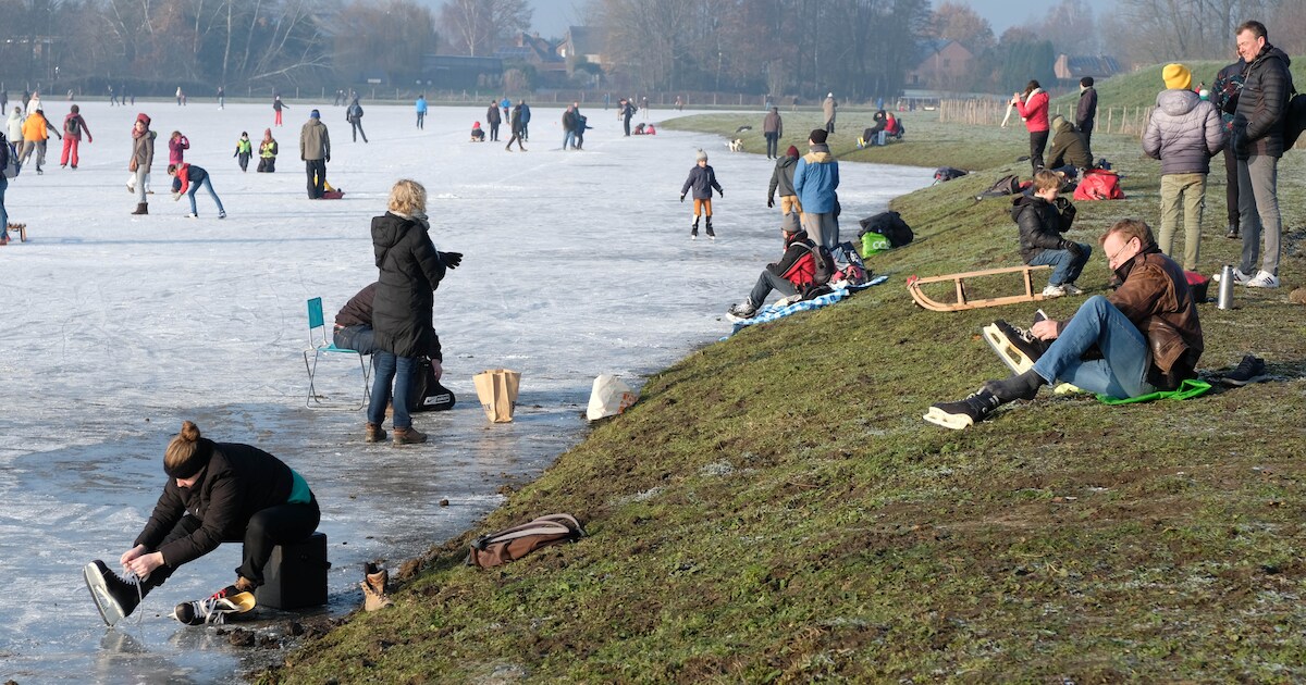 IN BEELD. Honderden mensen trekken het ijs op in Leest: “De kwaliteit ...