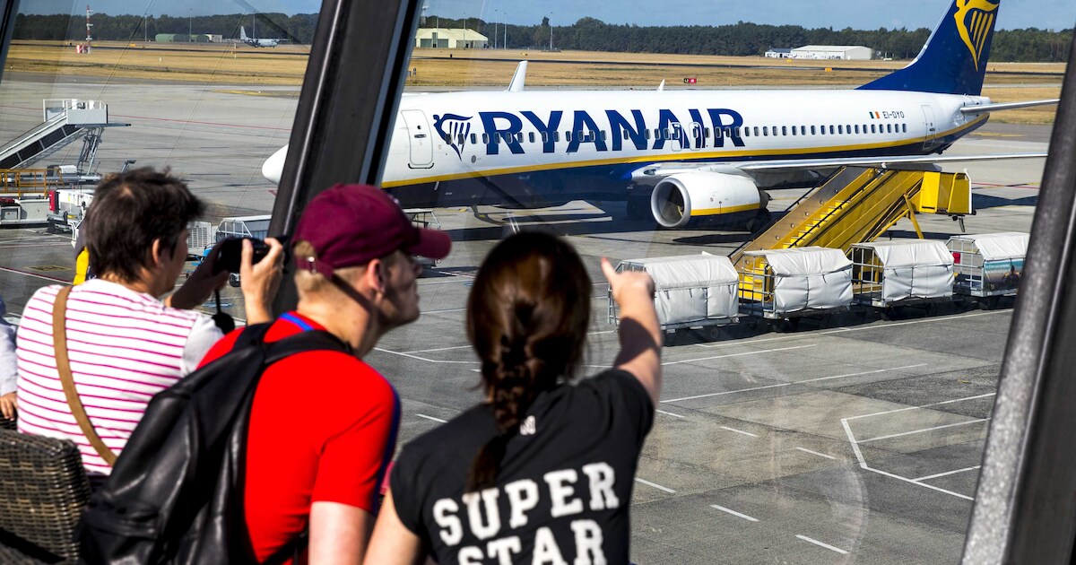 Ryanair moet passagiers 400 euro betalen door dronken steward ...