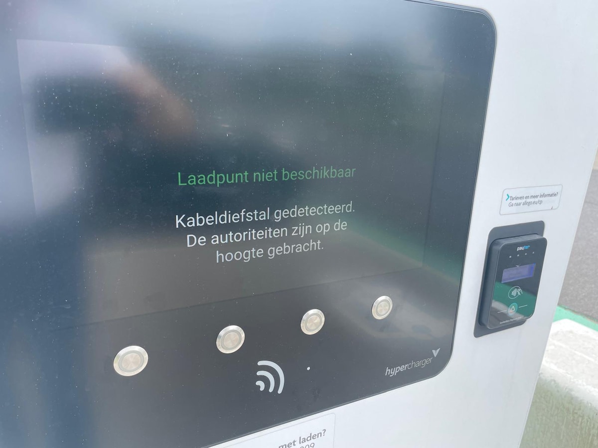 Koperdieven stelen kabels van snellaadstations aan winkelcentrum in ...