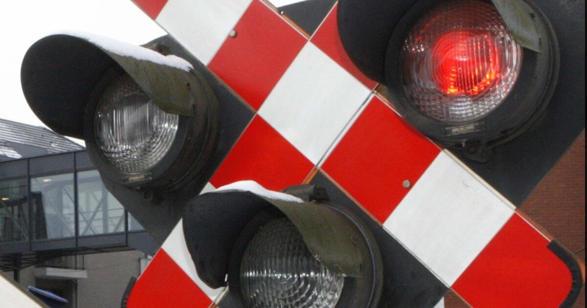 Lichten, belsignaal en slagbomen genegeerd: bestuurder moet rijbewijs ...