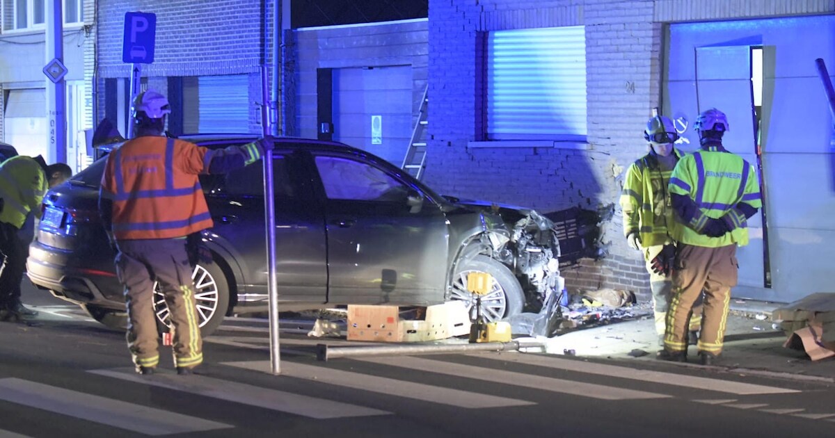 Auto mist bocht en rijdt tegen woning in Stabroek: huis moet deels ...