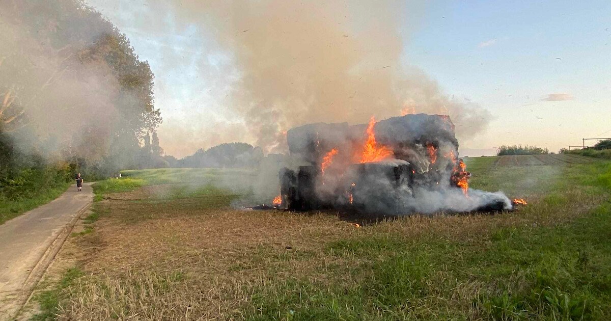 Balen stro gaan in vlammen op, brandweer heeft nog heel wat uren ...