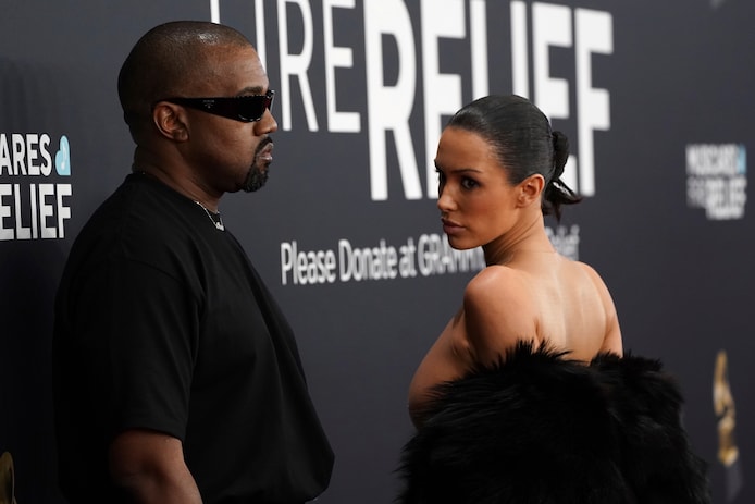 Kanye West neemt het op voor “moedige en sexy” Bianca Censori: “Een ...