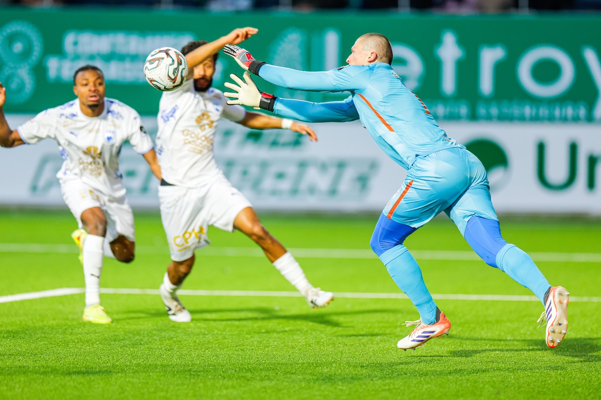 “Mijn ellebogen doen heel erg pijn”: Doelman Tobe Leysen (OH Leuven) na ...
