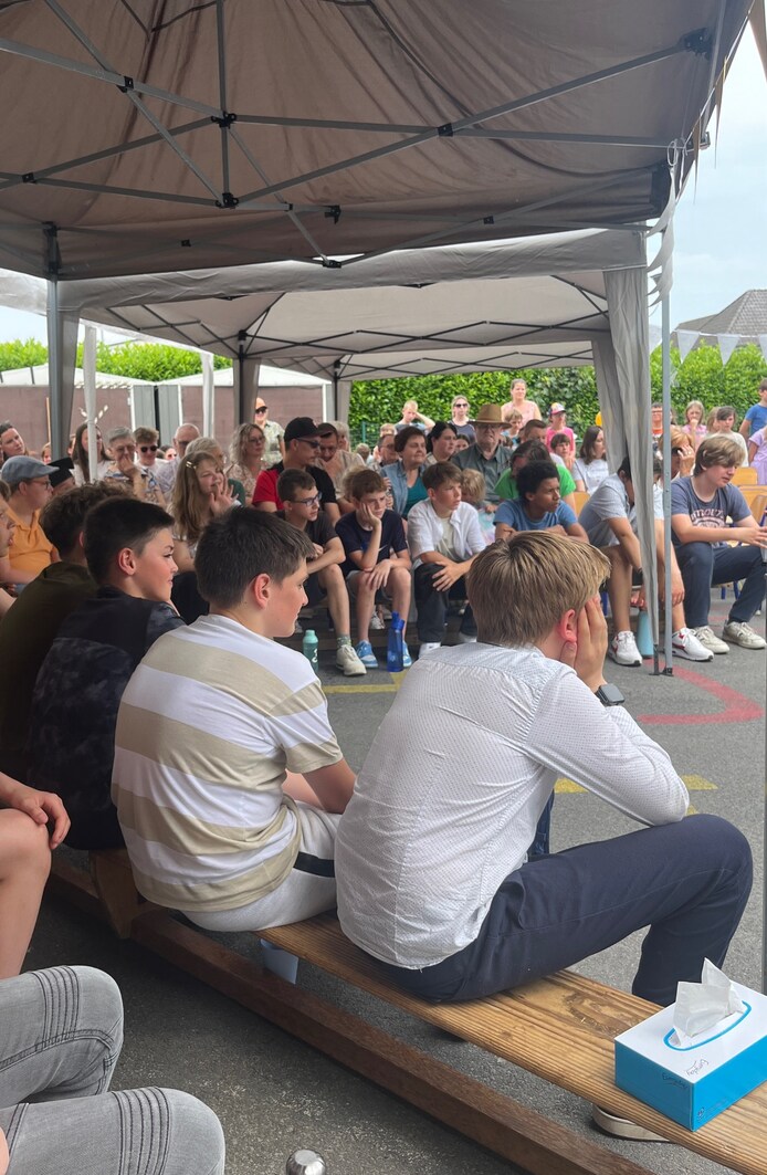 Leerlingen De Veerboot nemen afscheid van schoolgebouw in Astene ...