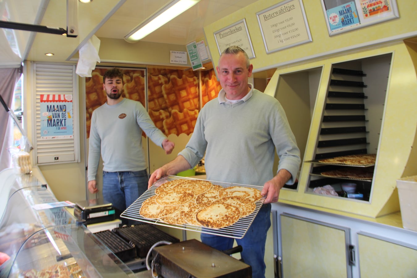 Antoni (53) bakt al 29 jaar ambachtelijke pannenkoeken en wafeltjes op ...