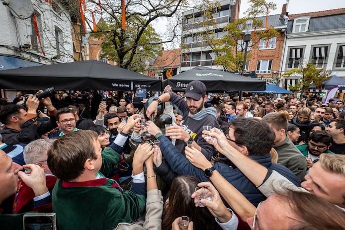 Tienduizenden bezoekers op eerste dag van Hasseltse Jeneverfeesten: lange wachttijden aan ...