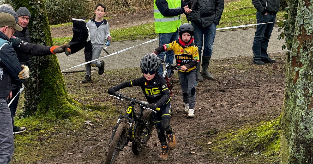 Meer dan 200 fietsers ploegen door de modder tijdens tweede ...