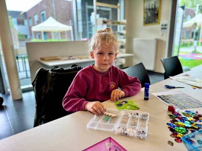 Regen op Buitenspeeldag? Dan maar binnen knutselen en onder afdak ...