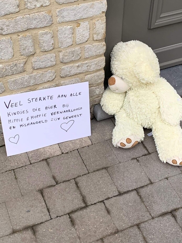 Pluchen beertje aan voormalig crèche als steun voor kindjes die verwaarloosd werden bij Mippie ...