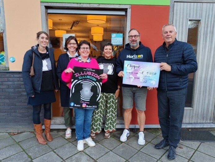 Oudergroep Vlot! Campus Sint-Lodewijk schenkt cheque aan vzw Horizon ...