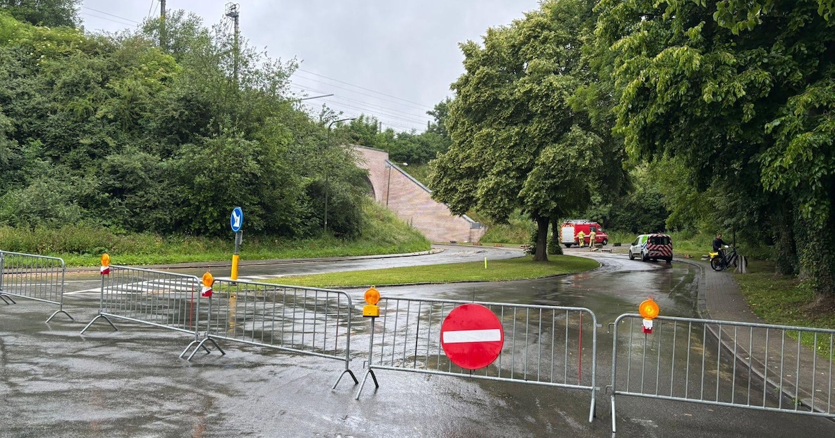 Groot lek in hoofdleiding legt Roospoort in Landen volledig lam: straat ...