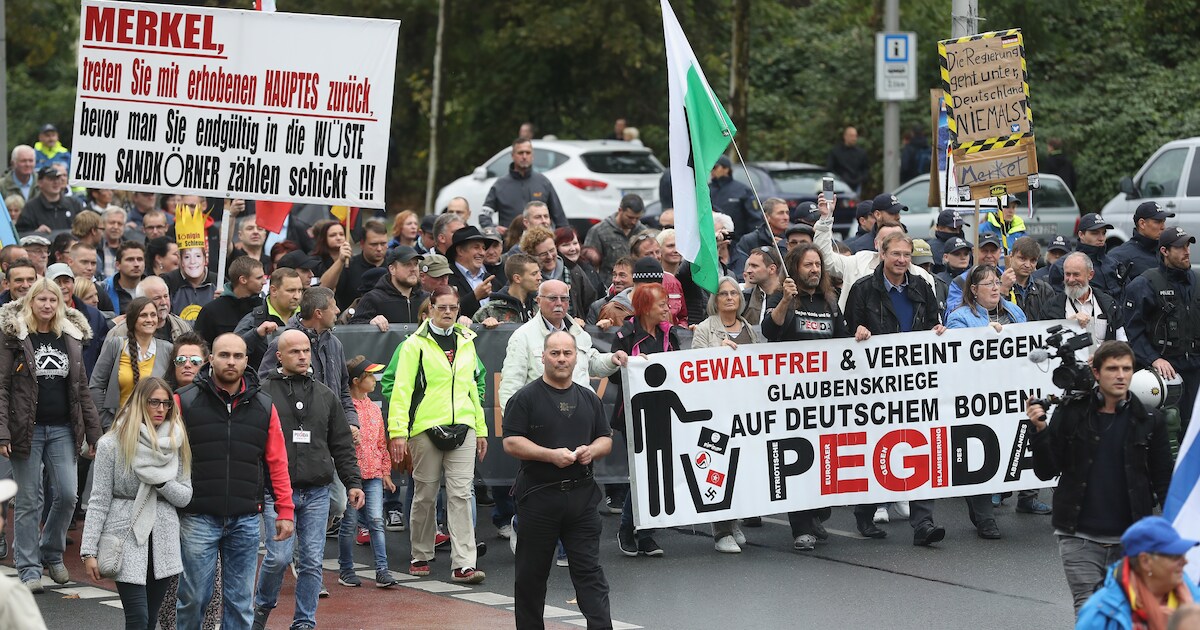 Aanhangers Pegida mogen logo met hakenkruis dragen op betoging in Den ...