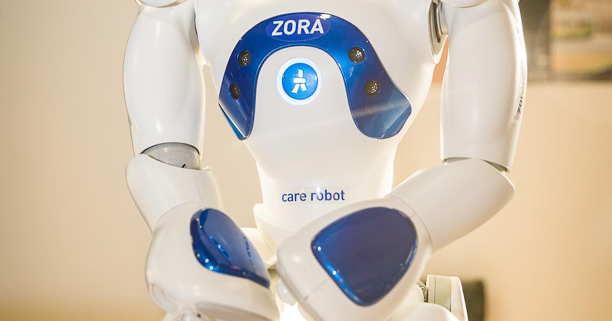 Zorgrobot Zora zingt zelfs Nicole en Hugo in De Vijvers | Gent | hln.be