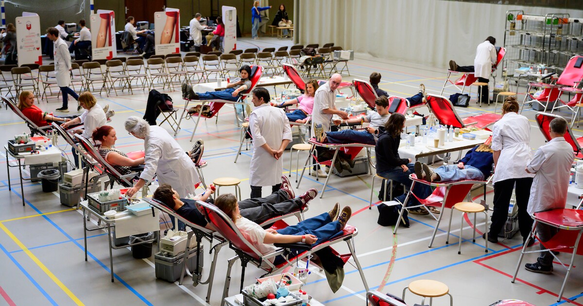 KIJK. 400 studenten geven bloed op de Stadscampus | Antwerpen | HLN.be