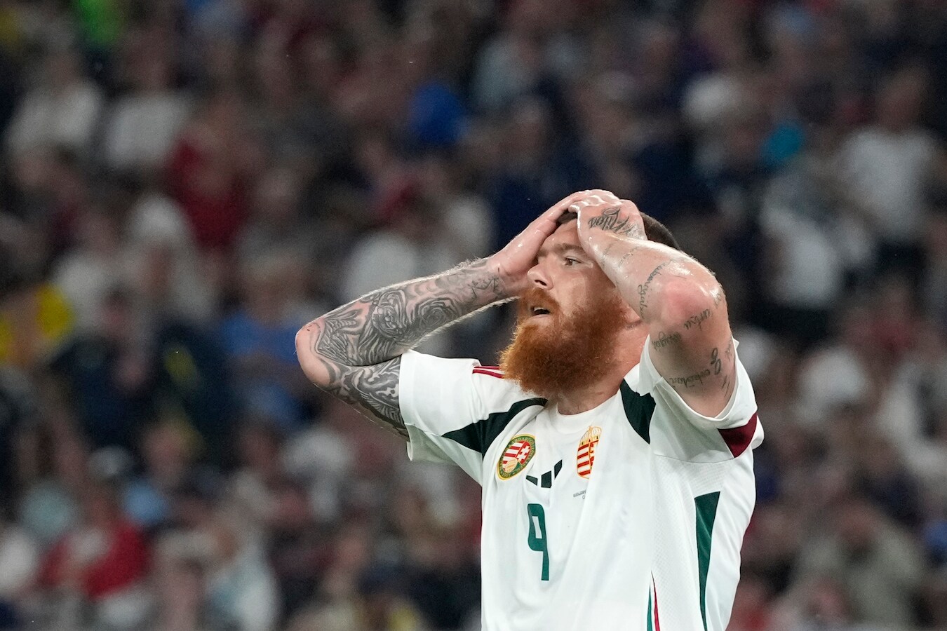 Een duim de lucht in: Hongaarse spits Varga krijgt na akelige botsing ...