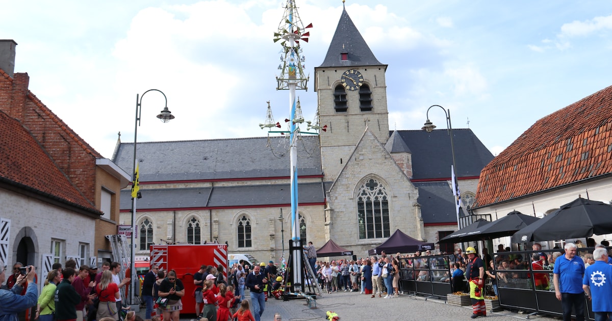 Lebbeke plaats meiboom aan Wiezeplein onder stralende zon | Lebbeke ...
