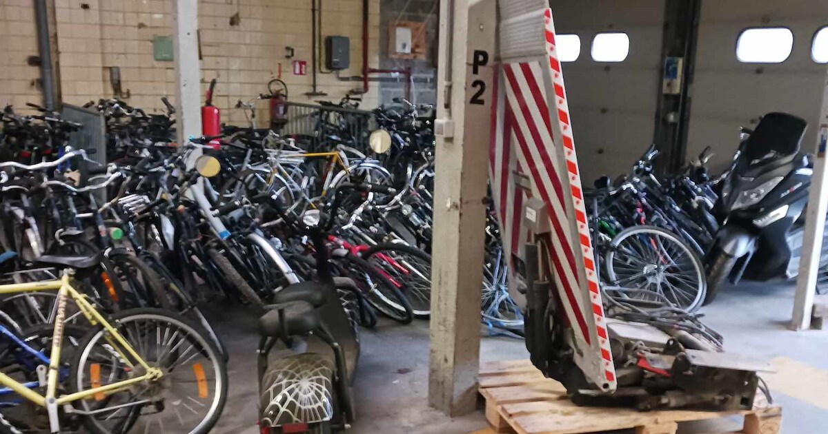 Openbare verkoop van fietsen en ander materiaal tijdens jaarmarkt ...