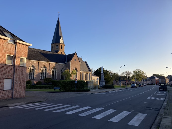 Eksaarde klinkt zondag op nieuwe jaar achter kerk | Lokeren | hln.be