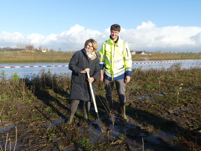 Leerlingen Leiebloem werken eerste deel oeverherstel van de Leie af ...