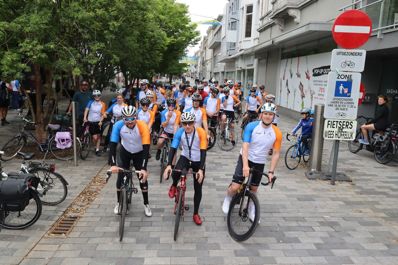 “Voor altijd in ons wiel”: agenten houden herdenkingsrit voor ...