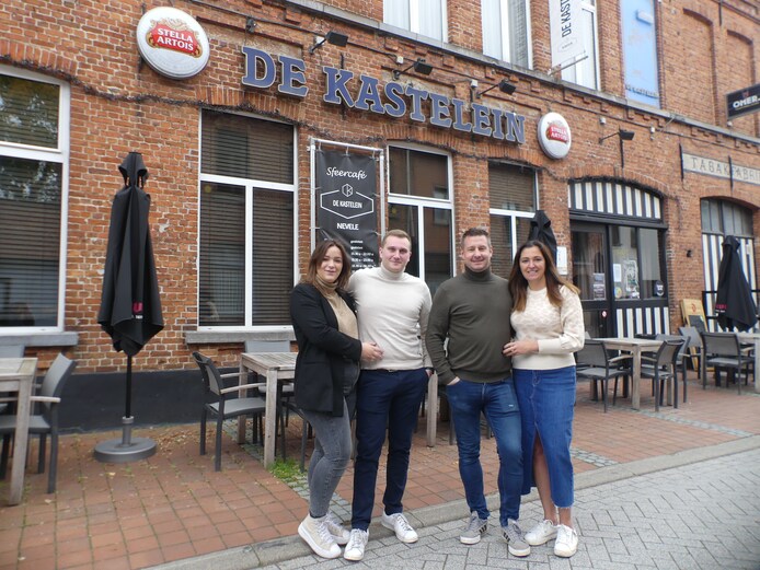 Barman Aaron (25) neemt café De Kastelein over: “Dit is mijn tweede ...