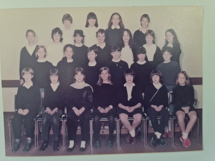 Wordt ook in deze scholen het uniform aan de haak gehangen? “Het zorgt ...