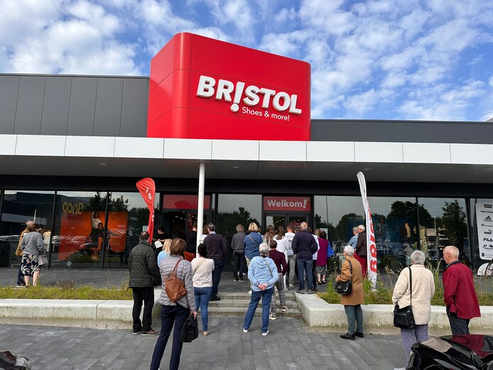 Uitverkoop Bristol gaat van start, mensen schuiven aan nog voor winkel ...